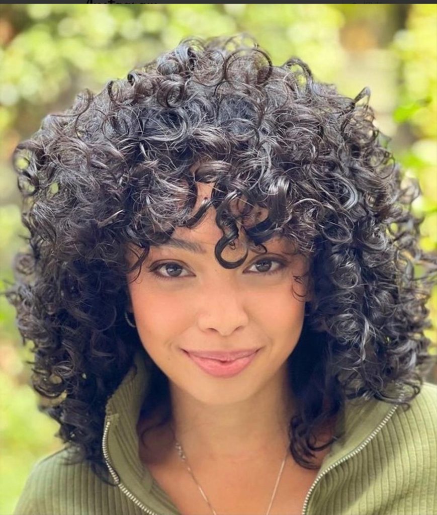 32 Cute Natural Curly hairstyle for medium hair - Mycozylive.com