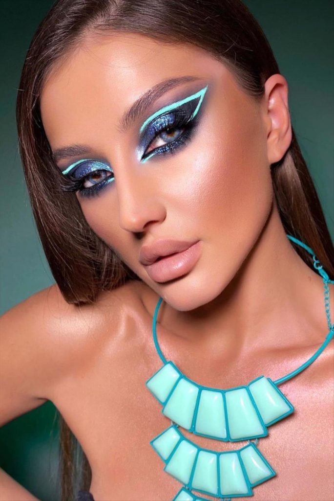 40 Dreamy Blue Eyeshadow Makeup Looks For Every Eye Color