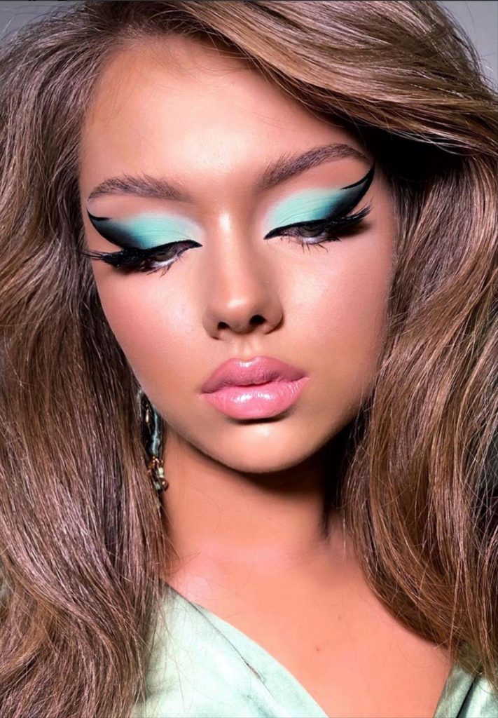 40 Dreamy Blue Eyeshadow Makeup Looks For Every Eye Color - Page 2 of 2