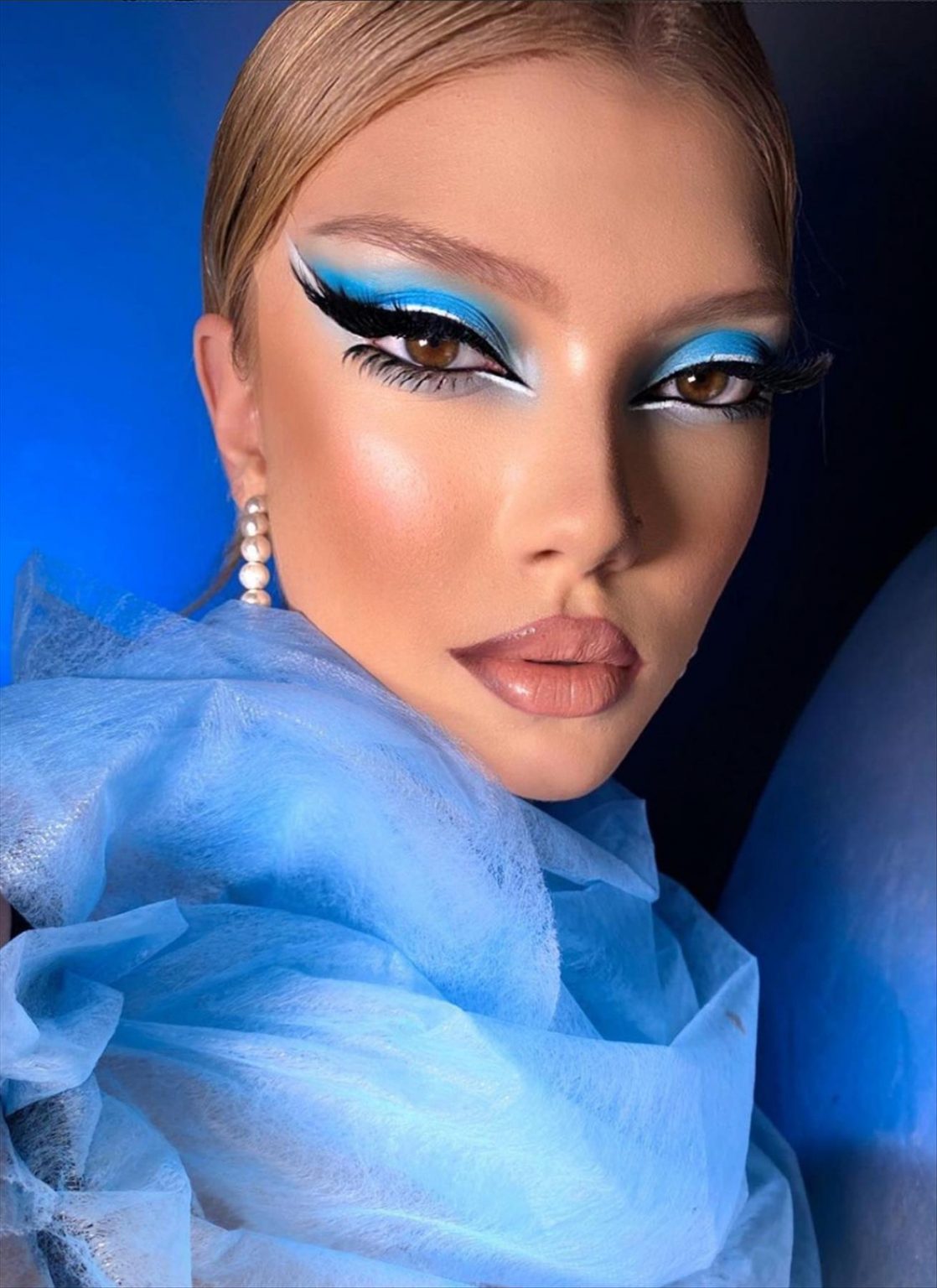 40 Dreamy Blue Eyeshadow Makeup Looks For Every Eye Color