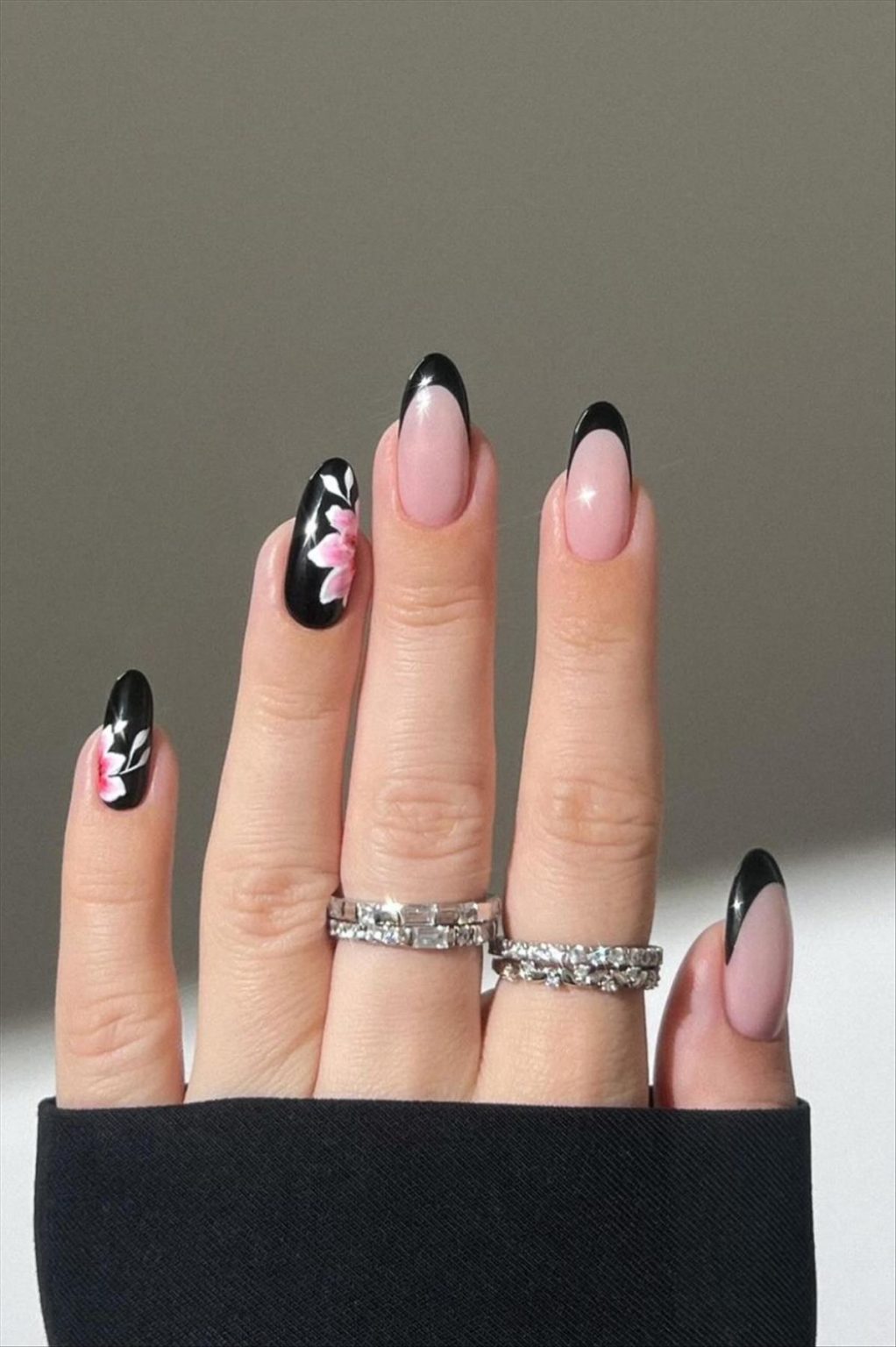 42 Chic short almond nails for summer manicures 2024 - Mycozylive.com